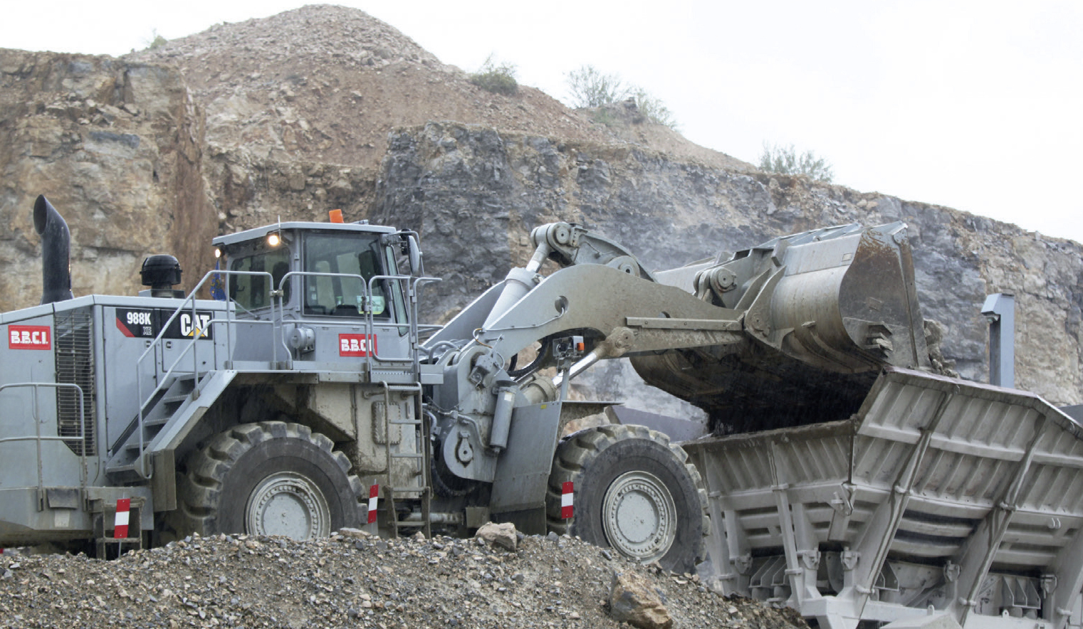 Chargeuse sur pneus Cat 988K XE - Première machine opérationnelle en ...